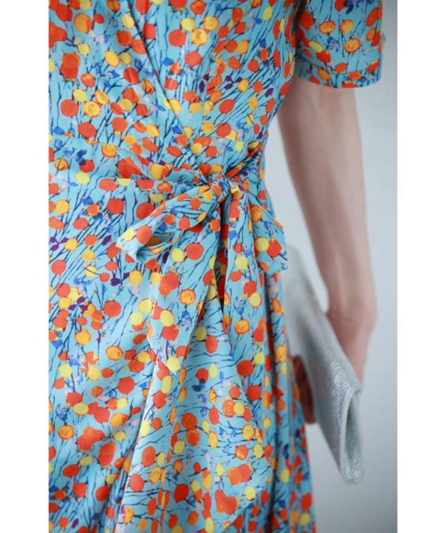 再入荷8月1日 まあるいお花が咲くラップデザインミニワンピース cawaii w60710ps 半袖 Vネック リボン マルチカラー カラフル オシャレ 個性的 大人 エレガント 上品 春 夏 レディース ファッション ミセス 30代 40代 再入荷8月1日 まあるいお花が咲くラップデザインミニワンピース cawaii