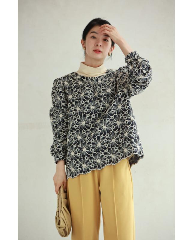 再入荷9月9日 （濃紺）細やかなスパンコールが輝く花刺繍プルオーバー