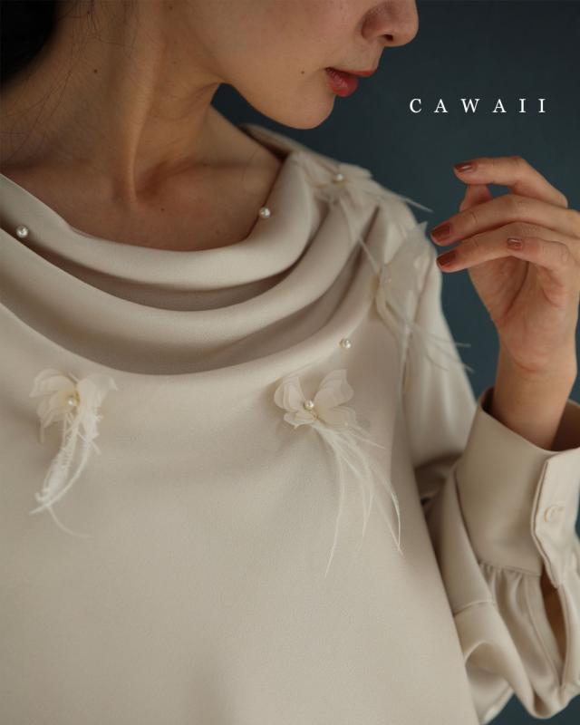 新作9月25日 蝶々舞うデコルテドレープブラウストップス cawaii w60965ps S~L対応 モチーフ パール アイボリー エレガント 大人可愛い 上品 キレイめ おしゃれ 春 秋 冬 フェミニン レディース ファッション 大人 ママ ミセス 30代 40代 50代 60代