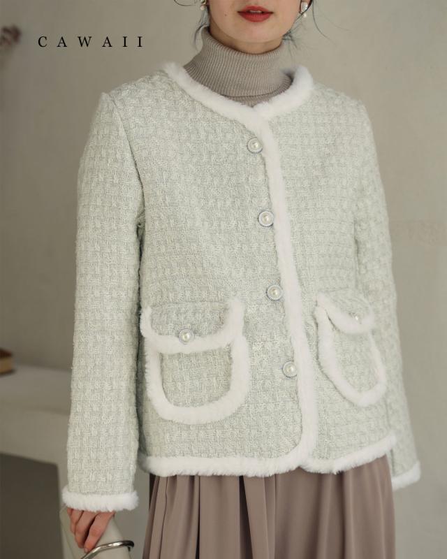 再入荷12月14日 ファートリミングのツイード風ジャケット cawaii w61059ps M/L対応 秋 冬 ホワイト ラメ 光沢感 パールボタン 装飾 華やか ふわふわ ノーカラー エレガント 大人可愛い 羽織り お洒落 レディース ファッション 大人 ママ ミセス 30代 40代 50代
