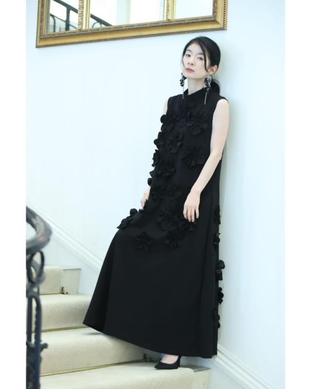 再入荷8月24日 ひらひら花コサージュのストレッチ素材ロングワンピース