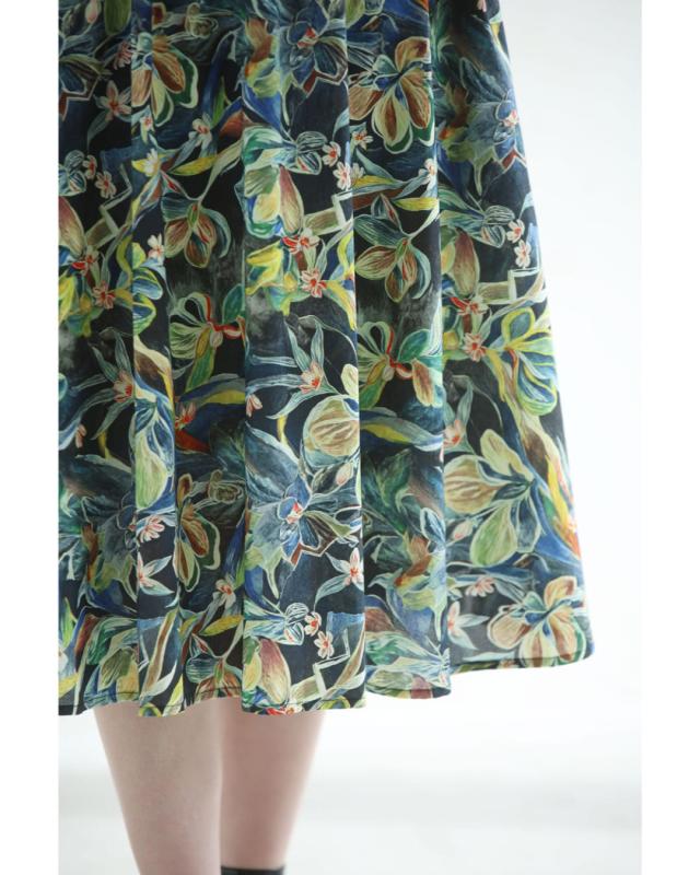 再入荷8月1日 色彩豊かに描くボタニカル柄ミディアムスカート（ベルト