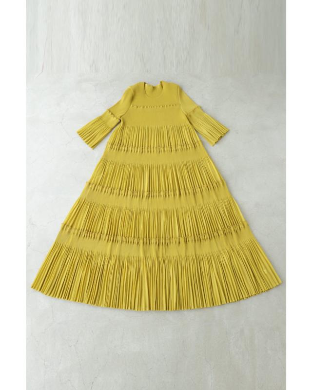 再入荷8月24日 花舞うように広がる段プリーツロングワンピース cawaii