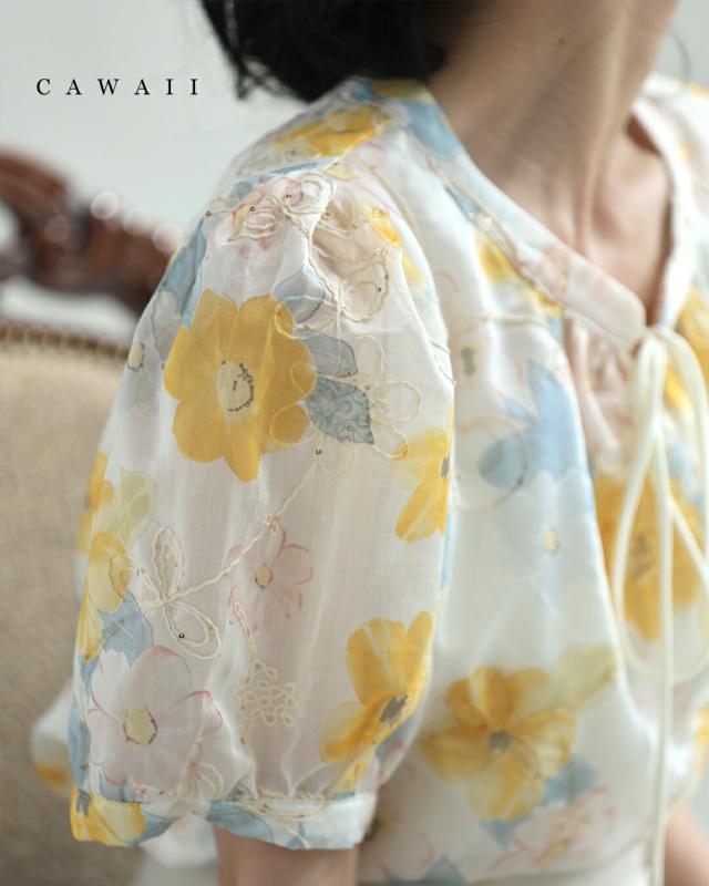 新作7月20日 彩り水彩花に重なる花刺繍ブラウストップス cawaii w61365ps S~L対応 半袖 総柄 リボン 爽やか イエロー オシャレ 個性的 大人可愛い エレガント 上品 春服 春物 夏服 夏物 薄手 レディース ファッション ミセス 30代 40代 50代
