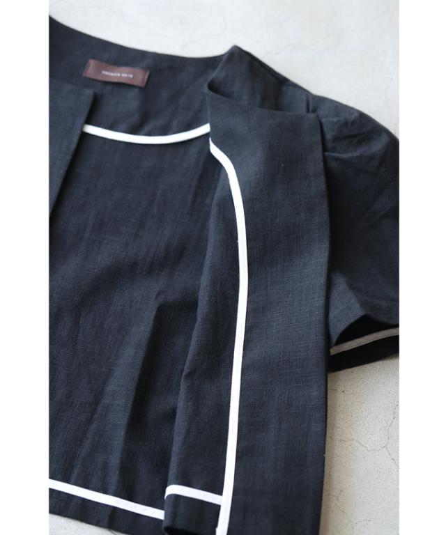 黒）タックふんわりショルダーのショート丈ジャケット トップス