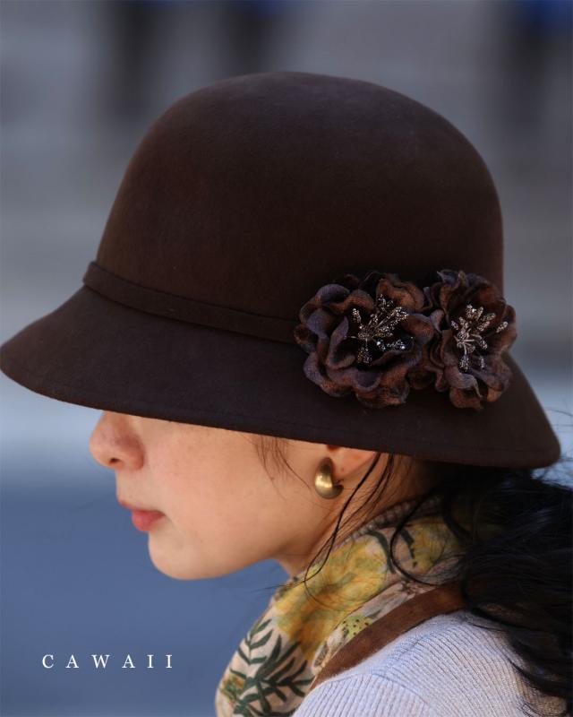 新作10月20日 寄り添う花コサージュのクラシカルハット cawaii wkj00150 秋 冬 ブラウン 帽子 モチーフ 旅行 プラスワン 小物 おでかけ 日常 大人可愛い 上品 おしゃれ レディース ファッション 大人 ママ ミセス 30代 40代 50代 60代