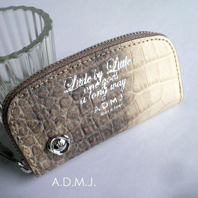 クーポン対象外 ノベルティ ADMJ エーディーエムジェイ ケース　財布 子牛革 クロコ型押し ケース 10cm 23SA06001 ホワイト/アイボリー/クリーム