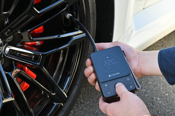コードテック CO-RAP-001 電動空気入れ 携帯電動エアコンプレッサー 自転車 自動車 バイク ビニールプール ボール タイヤ パンク ポータブル USB充電 3種のアタッチメント付き 1年保証 CodeTech