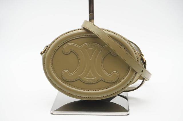☆安心の3大保証☆ Aランク ≪CELINE セリーヌ/ショルダーバッグ≫ 10I703DPQ トリオンフ オーバルパース キュイル  レザー カーキ 極美品 送料無料