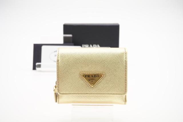 ☆安心の3大保証☆ ABランク ≪PRADA プラダ/三つ折り財布≫ 1MH044  サフィアーノ レザー トライアングル 財布 ゴールド 美品 送料無料