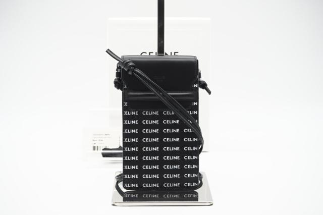 ☆安心の3大保証☆ Aランク ≪CELINE セリーヌ/ショルダーポーチ≫ 10G332 セリーヌロゴ レザーフラップ付き モバイルポーチ ブラック ホワイト
