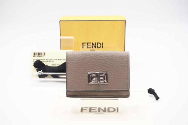 ★３日以内返品可★ FENDI フェンディ 8M0426 ピーカブー カーフレザー 三つ折り財布 グレージュ 財布