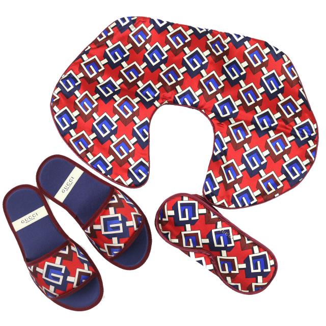 未使用品△GUCCI グッチ ジオメトリックGプリント トラベルセット シルク100％ アイマスク エアピロー スリッパ 3点セット 赤紺 M 伊製