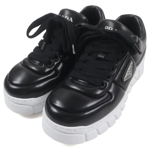 未使用品▼PRADA プラダ 2EE386 トライアングルロゴ 三角プレート ロゴ入り パデッドナッパレザー スニーカー ブラック 6 箱付き メンズ