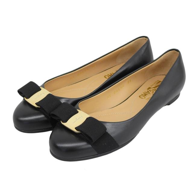 極美品▲Salvatore Ferragamo サルヴァトーレフェラガモ VARINA ヴァラリボン レザーパンプス ブラック ゴールド金具 5 箱・保存袋付き