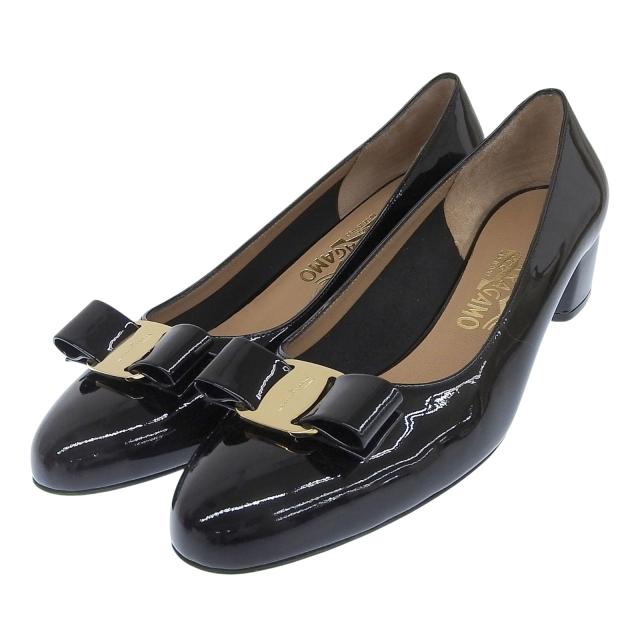 未使用品▲FERRAGAMO フェラガモ VARA ヴァラリボン パテントレザー パンプス ブラック 8.5 C 箱・保存袋付き イタリア製 レディース