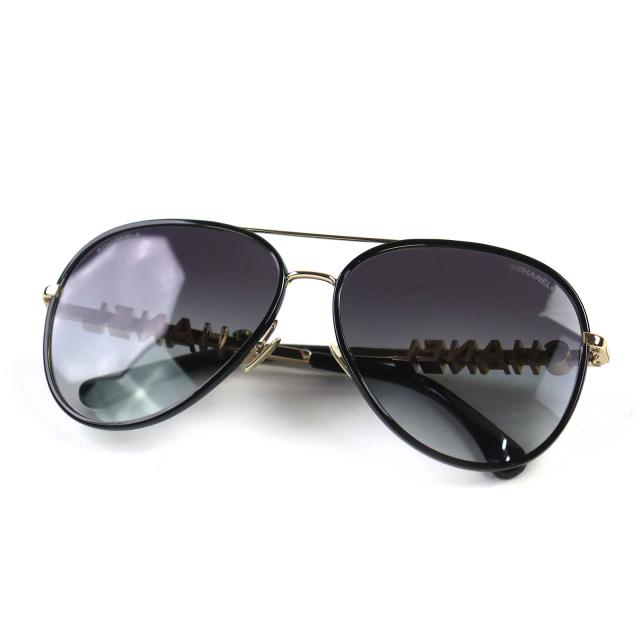 極美△CHANEL シャネル 4284-B パイロット シェイプ サングラス ロゴラインストーン 現行品 ブラック ゴールド 59□14 135 定価237600円