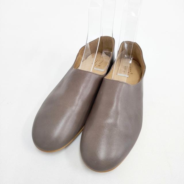 que レザー スリッポン サイズM スリッポン グレージュ レディース キュー【中古】5-1102G◎