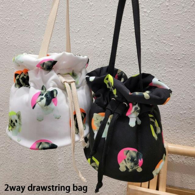 新作 ドッグプリント2way巾着バッグ レディース ショルダーバッグ ハンドバッグ ミニバッグ バケットバッグ 布 キャンバス 斜めがけ 肩掛け 犬 鞄 巾着型 上品 カジュアル 個性的 ユニーク 韓国ファッション 母の日 プレゼント