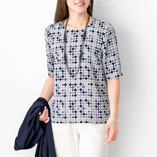 カットソー 丸首 縮緬 レディース 日本製 ちりめん 幾何学柄 プルオーバー ホワイト系 グレー系 五分袖 婦人服 ミセス シニア 女性 幾何学模様 おしゃれ 上品 きれいめ 幾何柄 幾何学模様 シニアファッション 40代 50代 60代 70代 80代 母の日 お母さん 春夏　fuji　p22830