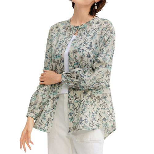 ボタニカル柄コットンシャツ ライトグレー×サックスブルー バンドカラーシャツ ブラウス 長袖 レディース 婦人服 ミセス シニア 女性 花柄 パフスリーブ パフ袖 フェミニン 上品 華やか ファッション 40代 50代 60代 70代 80代 90代 母の日 お母さん 春夏　nss　p26885