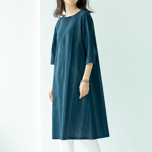 日本製 三河木綿 しじら織り縞柄ワンピース 碧色系縞柄 ブルー ワンピース 膝下丈 クルーネック レディース 婦人服 ミセス シニア 女性 青 コットン 無地 丸首 シンプル ナチュラル 上品 ファッション 40代 50代 60代 70代 80代 90代 母の日 お母さん 春夏　nss　p27290 日本製 三河木綿 しじら織り縞柄ワンピース 碧色系縞柄 ブルー