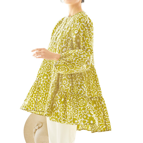 チュニック ブラウス 長袖 丸首 花柄 レディース 後ろティアードチュニック イエロー 婦人服 ミセス シニア 女性 クルーネック フレア 華やか かわいい 黄色 上品 シニアファッション 40代 50代 60代 70代 80代 母の日 お母さん 春夏　nss　p24403