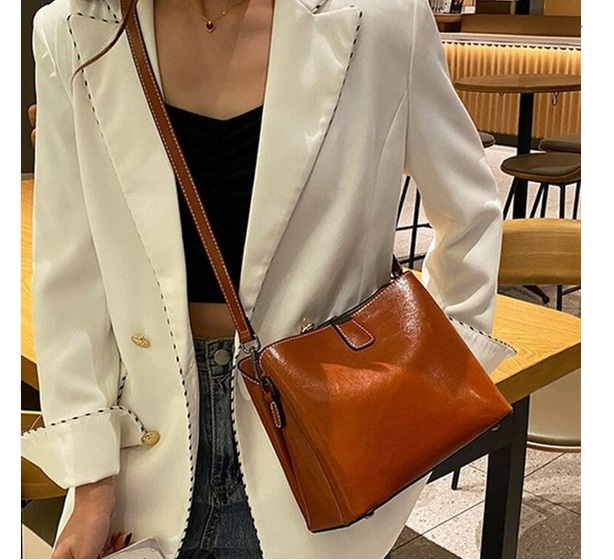 本革 ショルダーバッグ レディース 2way あおりバッグ 牛革 撥水 レザー 無地 軽量 斜め掛け ベルト付き レディース バッグ 撥水 牛革 鞄 かばん 本革 ショルダーバッグ レディース 2way あおりバッグ 牛革 撥水