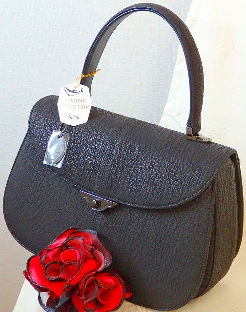 ブラックフォーマル フォーマルバッグ 黒 岩佐 イワサ 丸型タイプ 日本製 シャーク素材 岩佐ブランド 葬儀 葬式 法事 家族葬 慶弔両用 慶弔兼用 結婚式 高級 織物 シャークフォーマルバッグ ハンドバッグ 冠婚葬祭 2way セレモニー 行事 洋装 和装 喪装