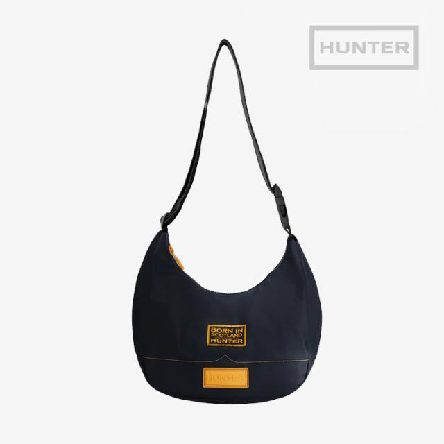 ・HUNTER｜Nylon Midi Hobo Born In Scotland Shoulder/ ハンター/ナイロン ミディ ホーボー ボーン イン スコットランド  ショルダー/ブラックｘリッチオーカー #