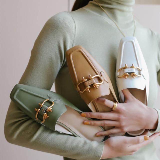 レディースシューズ 婦人靴 フラットミュール ぺたんこミュール バブーシュ スクエアトゥ フレンチライン レザー調 フェイクレザー ゴールド ワンポイント 安定感 歩きやすい 疲れない