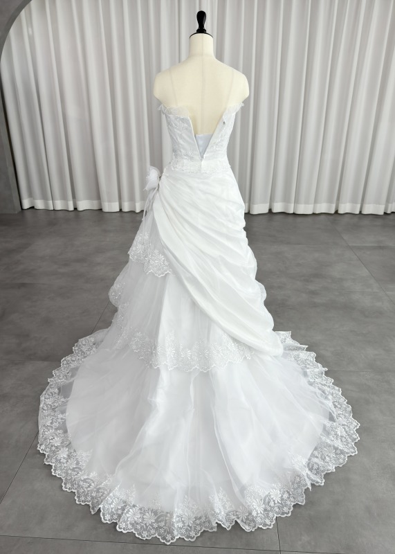 アヴィカ Avica ESS-190 Aライン ウェディングドレス オフホワイト ファーストオーナー アシンメトリー コサージュ アヴィカ Avica ESS-190 Aライン ウェディングドレス オフホワイト