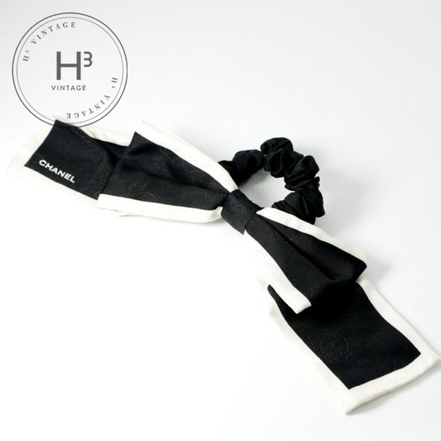 シャネル CHANEL ヘアアクセサリー ブラック ホワイト ロゴ リボン シュシュ ヘアゴム