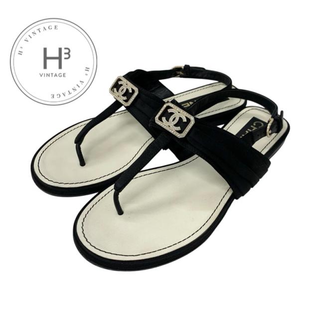 シャネル CHANEL サンダル 靴 シューズ サテン ブラック 黒 ゴールド ココマーク ラインストーン トング フラット