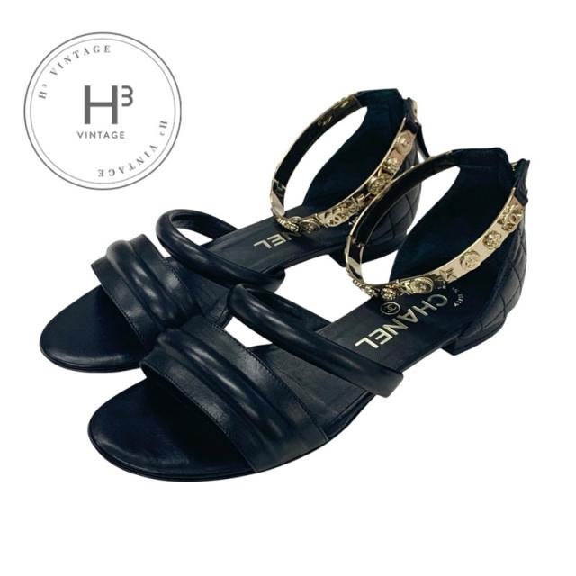 シャネル CHANEL サンダル 靴 シューズ レザー ブラック 黒 ゴールド ココマーク アイコン メタルストラップ マトラッセ