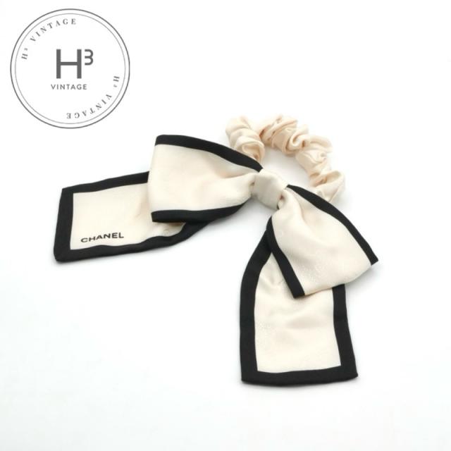 シャネル CHANEL ヘアアクセサリー ホワイト ブラック カメリア ロゴ リボン シルク シュシュ ヘアゴム