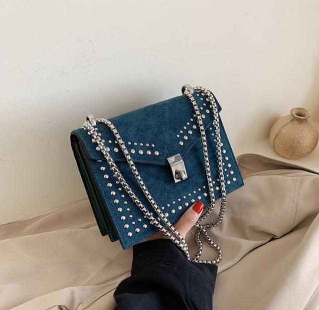 斜めがけ ショルダーバッグ  ワンショルダー l 正方形 スタッズ シンプル カジュアル フェミニン２WAY ポケット 10代 20代 デート 二次会