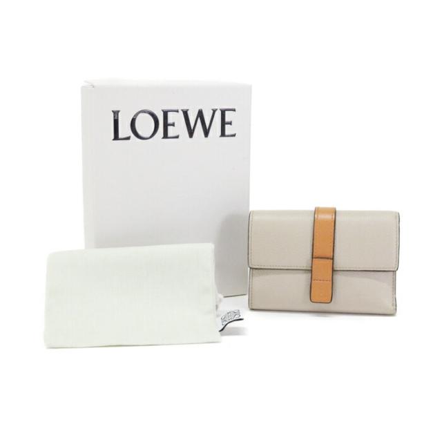 【ABランク】 ロエベ LOEWE バーティカル ウォレット スモール ソフトグレインカーフ (レザー) アナグラム C660S86X01 三つ折り財布 かぶせ蓋 ミディアムウォレット コンパクトウォレット レディース メンズ ライトオーツ (ベージュ) / ハニー (オレンジ ) 中古 maz29007