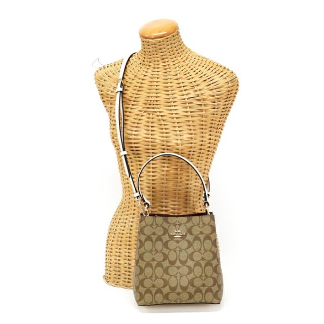 コーチ COACH スモール タウン バケット バッグ PVC レザー シグネチャー 2312 ハンドバッグ トップハンドルバッグ 2WAYバッグ ショルダーバッグ クロスボディ 斜め掛け レディース ベージュ / チョーク (アイボリー) / ワイン (レッド) 極美品 中古 mba21001