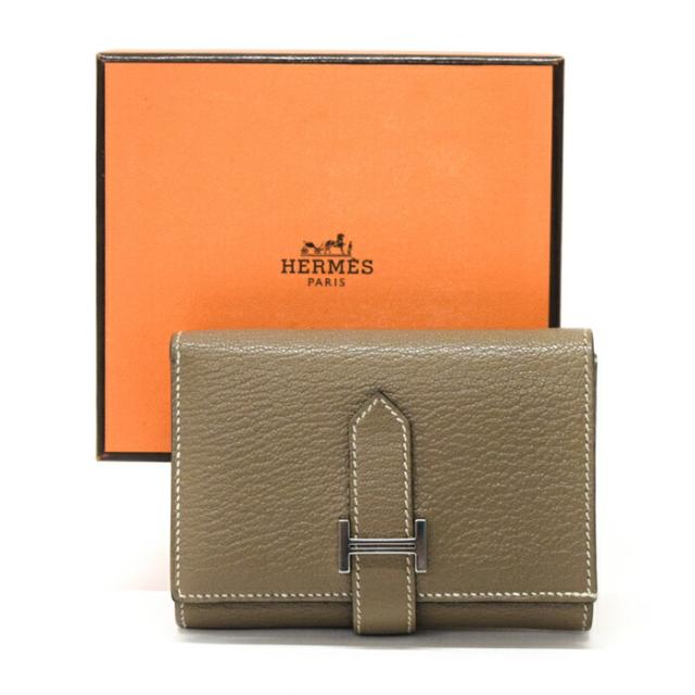 【ABランク】 エルメス HERMES ベアン コンビネ シェーブル (レザー) SV金具 B刻印 2023年 三つ折り財布 かぶせ蓋 ミディアムウォレット コンパクトウォレット カードケース H金具 レディース エトゥープ (グレージュ) 正規品 中古 mbk07003