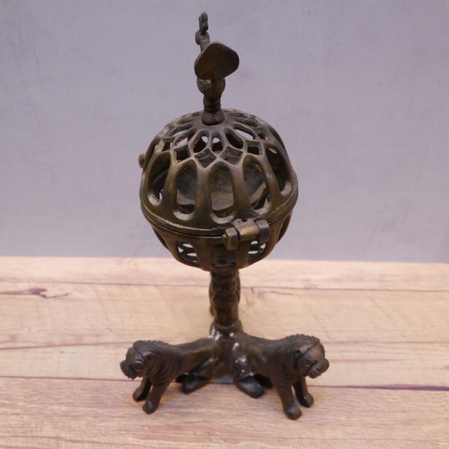 インドの80年代アンティーク 真鍮製3匹のライオン コーン香用 お香たて 兼 燭台 1点物A インド香コーンに インセンスホルダー