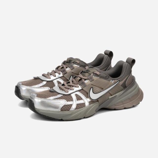 NIKE V2K RUN ナイキ V2K ラン メンズ CAVE STONE/LLIC SILVER/FLAT PEWTER ブラウン HQ1678-200