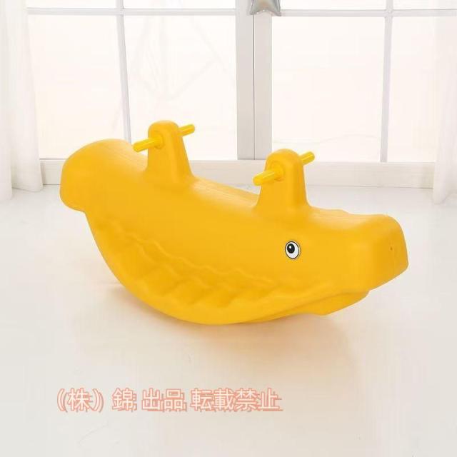 クジラのティータートッター、1人ロッカーとシーソー、屋内プレイ、株式会社錦 5色、108×32 cm / 42.5×12.5 