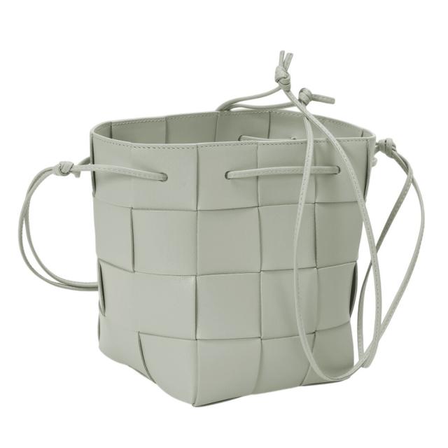 【タイムセール&クーポン5%OFF】ボッテガヴェネタ／BOTTEGA VENETA CASSETTE カセットスモール クロスボディ バケットバッグ ・マキシイントレチャート・斜め掛けショルダーバッグ・ポシェット(アゲートグレー) 680218 VCQC4 1556／AGATE GREY[返品無料]