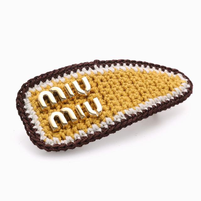 【タイムセール&クーポン5%OFF】 ミュウミュウ／MIU MIU クロシェ ヘアクリップ ロゴポイント ヘアアクセサリー・髪留め(マスタードイエロー／アイボリー／ダークブラウン) 5IF092 OCRA+AVORIO+CACAO 2CWI F04GA[返品無料]
