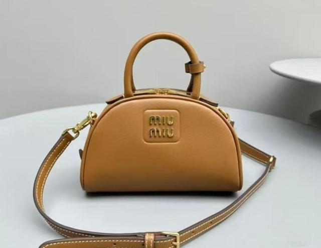 miu miu ブラウン ショルダーバッグ