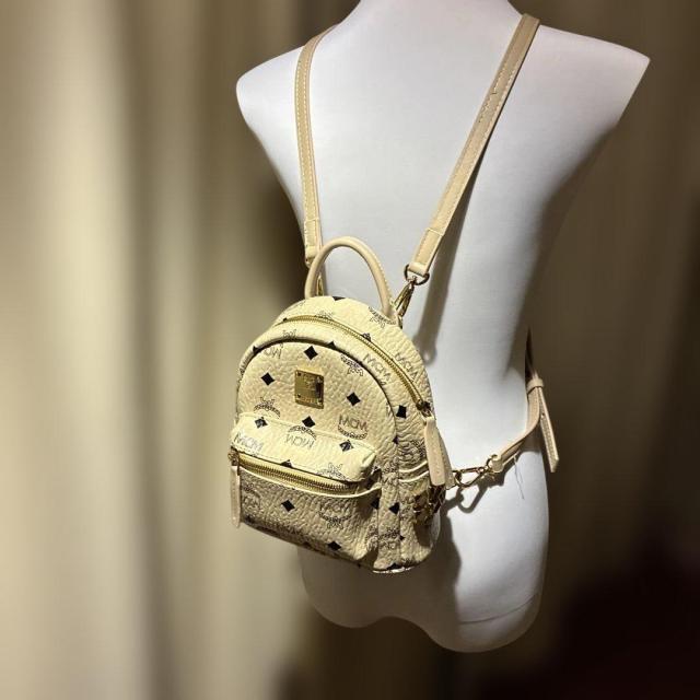 MCM ベージュミニリュック　チャーム　サイフ