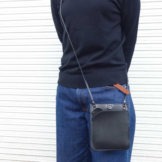 風合いの良いナチュラルレザーのショルダーバッグ Lahellaラヘラ Musta petite shoulder bag L-259 ブラック（日本製） ポーチ イタリアンレザー 栃木レザー