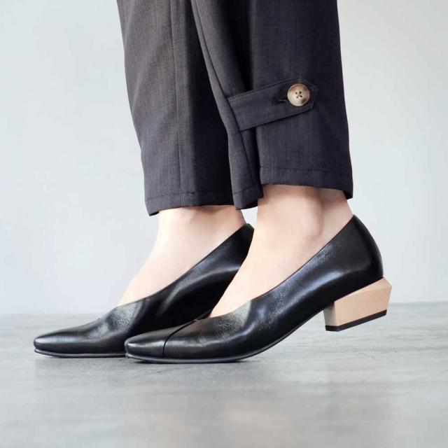 ユーコ イマニシ yuko imanishi +   791030 MICHIKO ブラック スクエアートゥ Vカット パンプス 3.5cm 「靴」