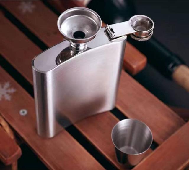 スキットル ウイスキーボトル 168ml 200ml 230ml 漏斗付 ステンレス製 ヒップフラスコ アウトドア キャンプ 携帯 お酒 容器 燃料 ステンレスコップ付き アルコールストーブ ...